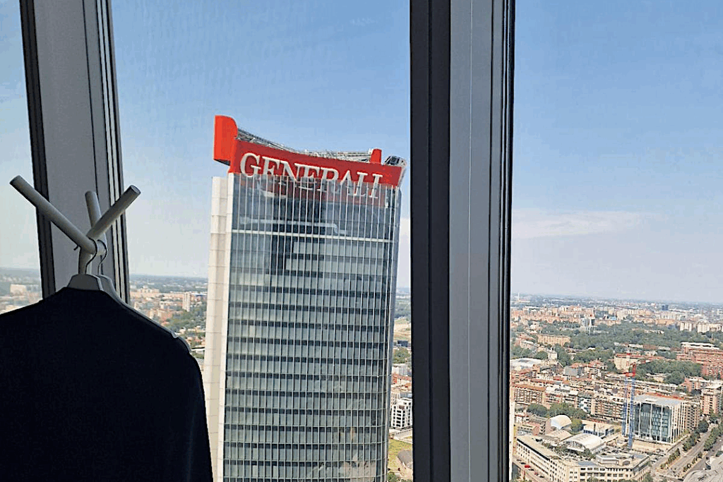 Cede la struttura di sostegno dell'insegna Generali sulla Torre Hadid ...